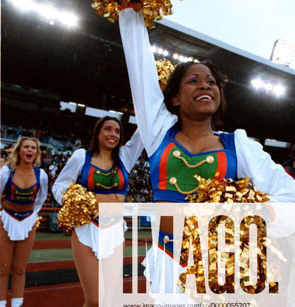 Die Cheerleaders Pyromaniacs bei ihrem Auftritt American Football ...