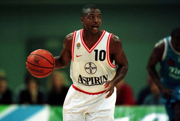 Derrick Taylor mit Ball Basketball 1. BL Herren BBL, Saison 1997 1998 ...