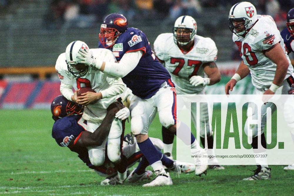 Rob Hart (England, 2.v.l.) wird von Verteidigern der Frankfurt Galaxy ...