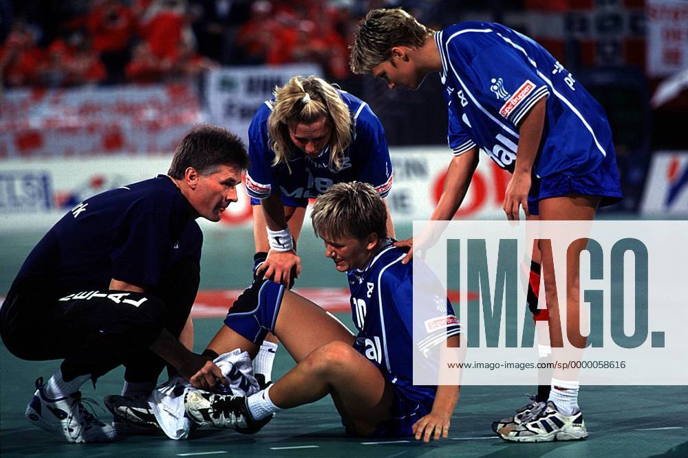 Merete Moller verletzt am Boden, hinten Maybrit Nielsen Handball WM ...