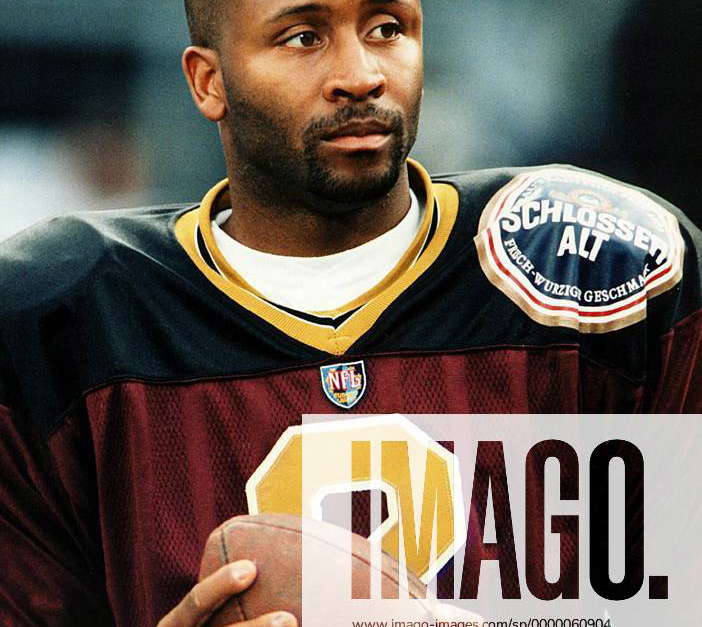 Kicker Danny Kight mit dem Ei in der Hand American Football Herren NFL ...