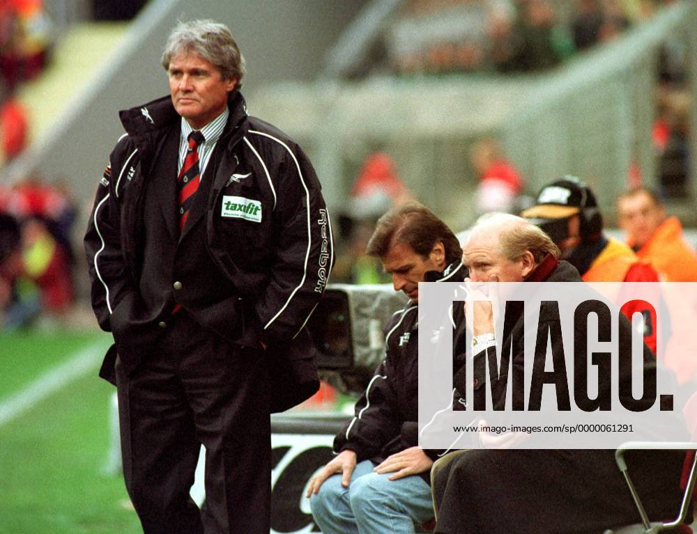 Coach Friedel Rausch (li.), re. Manager Rolf Rüßmann, in der Mitte Co ...