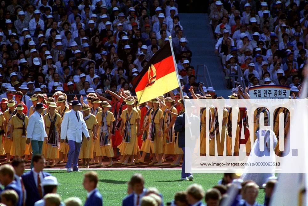 Einmarsch der DDR - Mannschaft mit Fahnenträger Ulf Timmermann OS ...