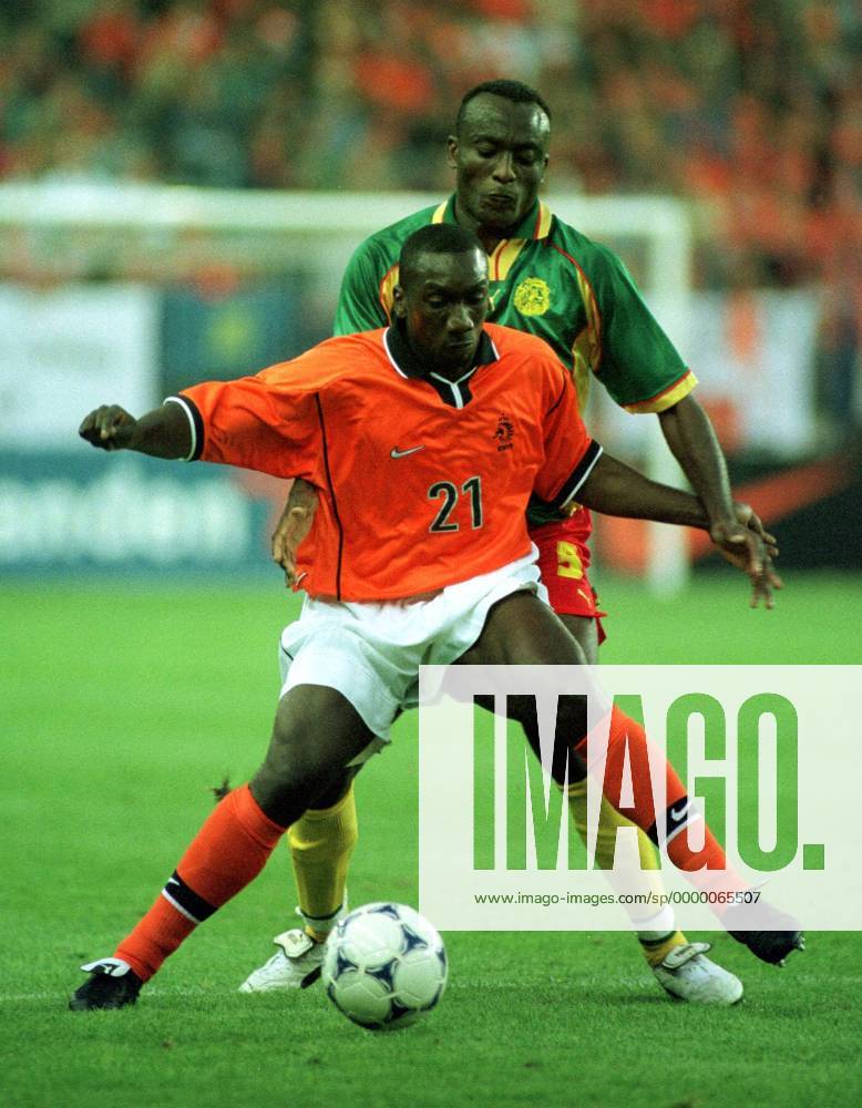 Raymond Kalla (hinten, Kamerun) im Zweikampf mit Jerrel Hasselbaink ...