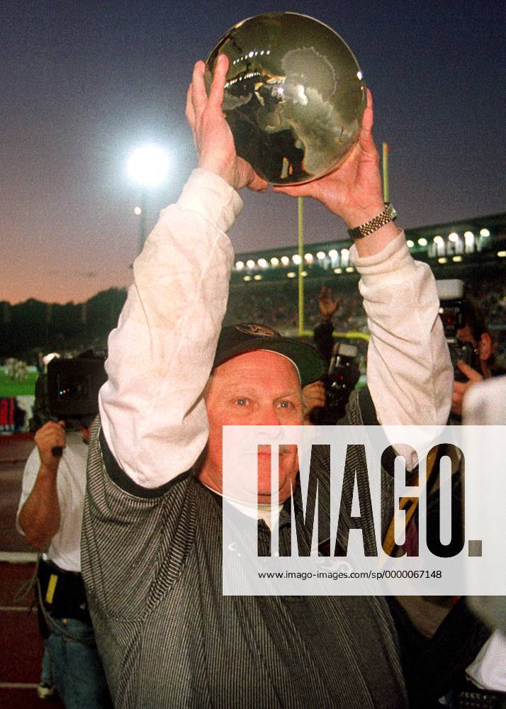 Head Coach Galen Hall mit dem Pokal American Football Herren NFL ...