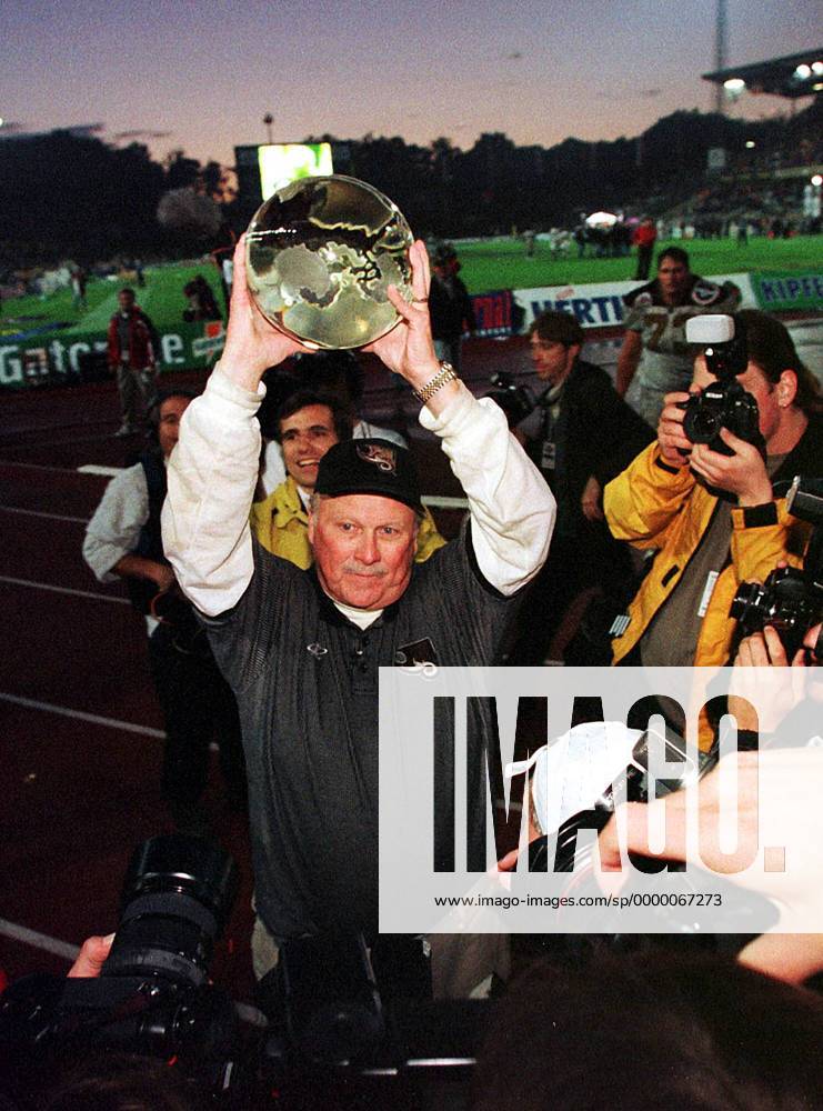 Head Coach Galen Hall mit dem Pokal belagert von einem Fotografenheer ...