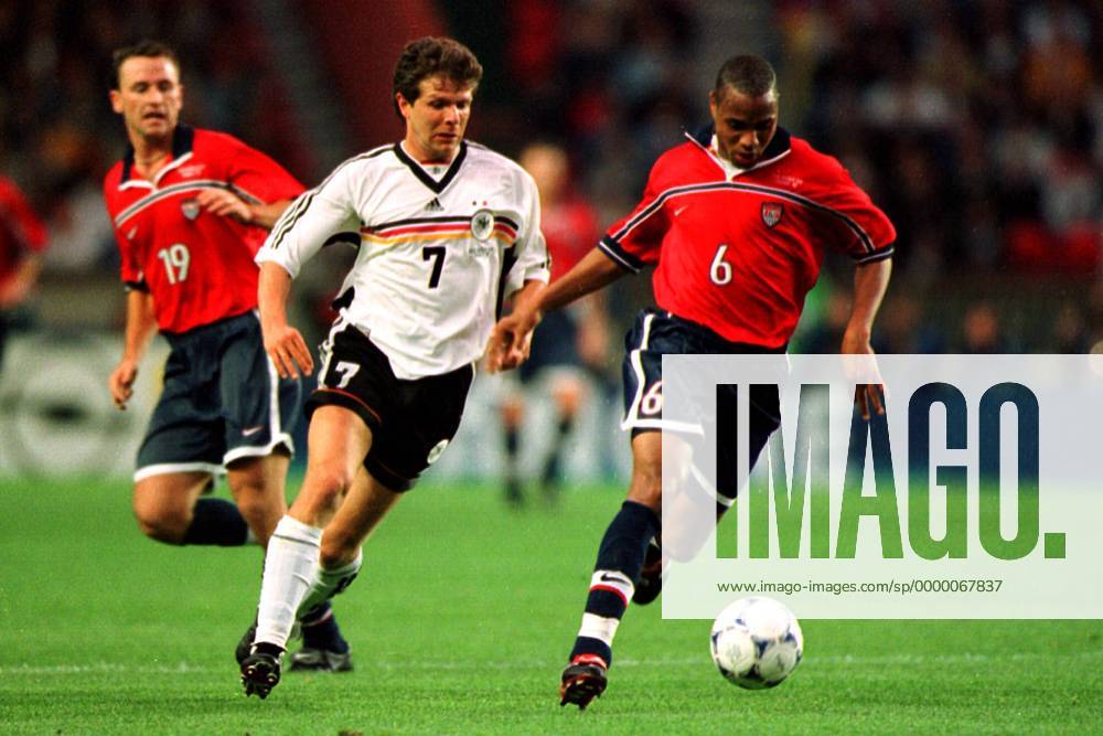 Der Amerikaner David Regis mit Ball verfolgt von Andreas Möller Fußball ...