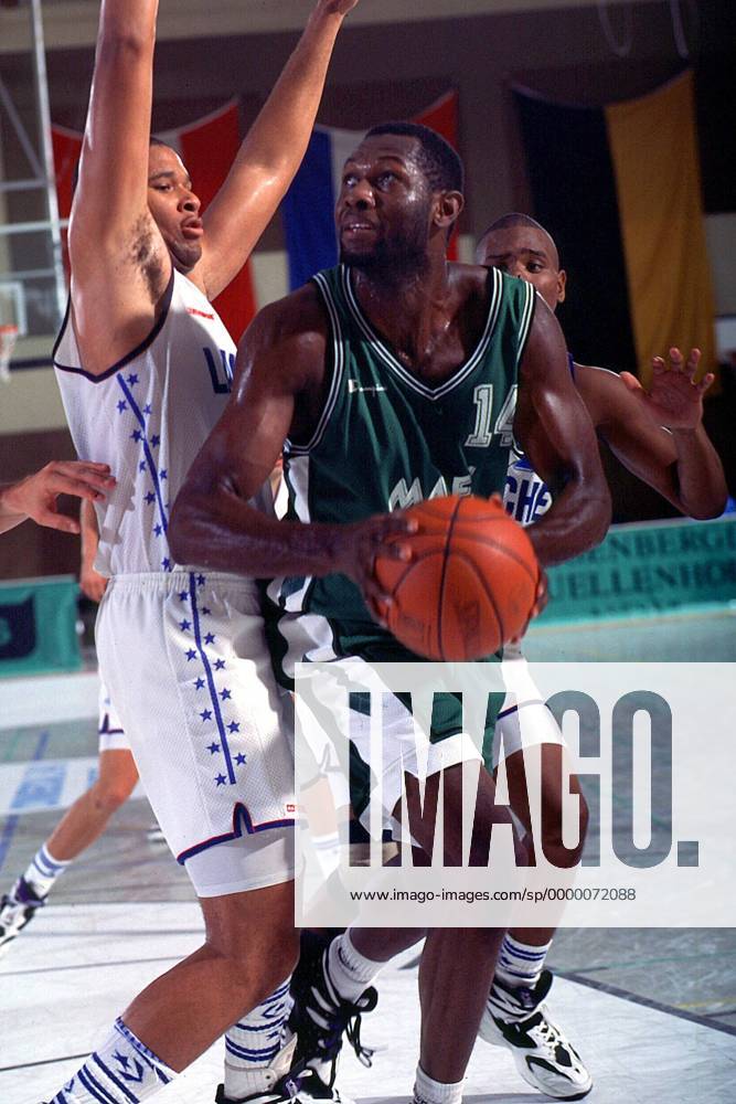 Derrick Chandler mit Ball Basketball Herren 1993, Mc Donalds Cup: Maes ...