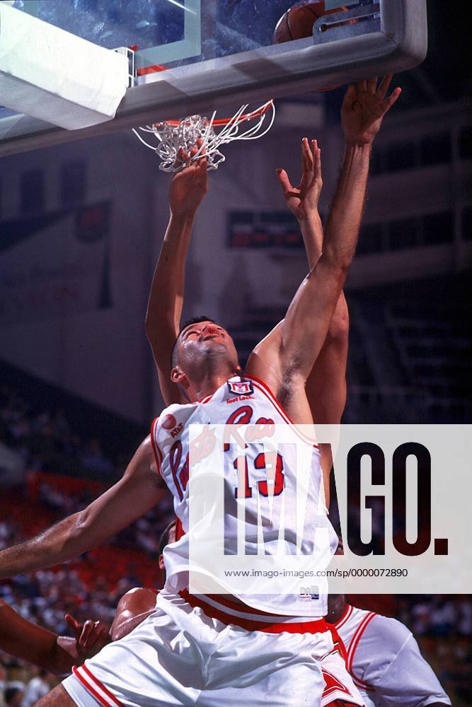 Edgar Leon beim Duell um den Ball am Korb Basketball Länderspiel Herren ...