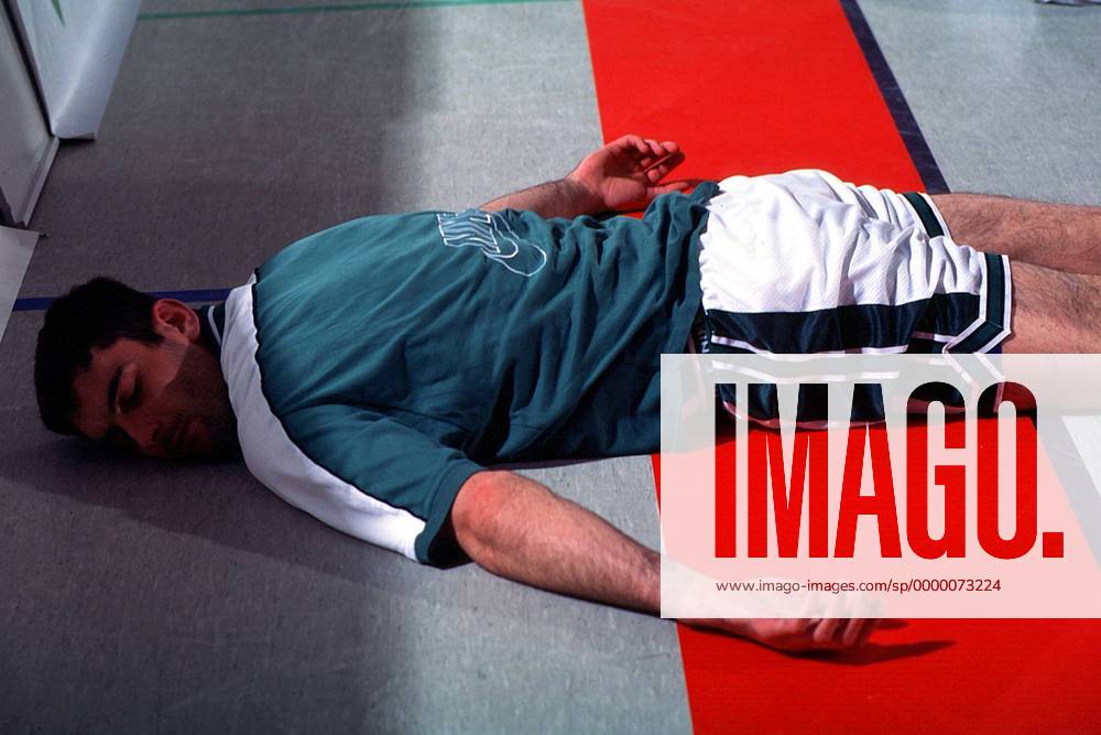 Der Kroate Stojan Vrankovic auf dem Bauch liegend Basketball ...