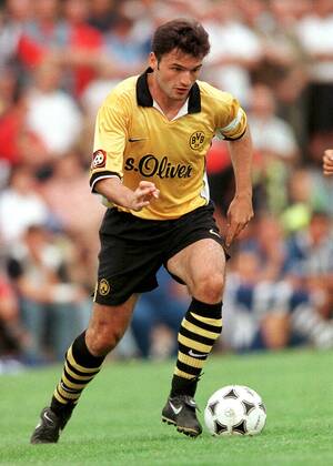 Dortmunds Stephane Chapuisat mit Ball Fußball 1. BL Herren Saison 1997 ...