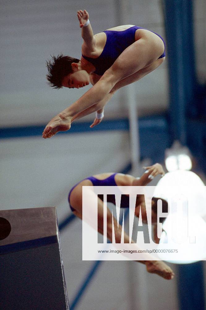 Yuyan Cui und Partnerin Xue Sang beim Sprung in der Luft Wasserspringen ...