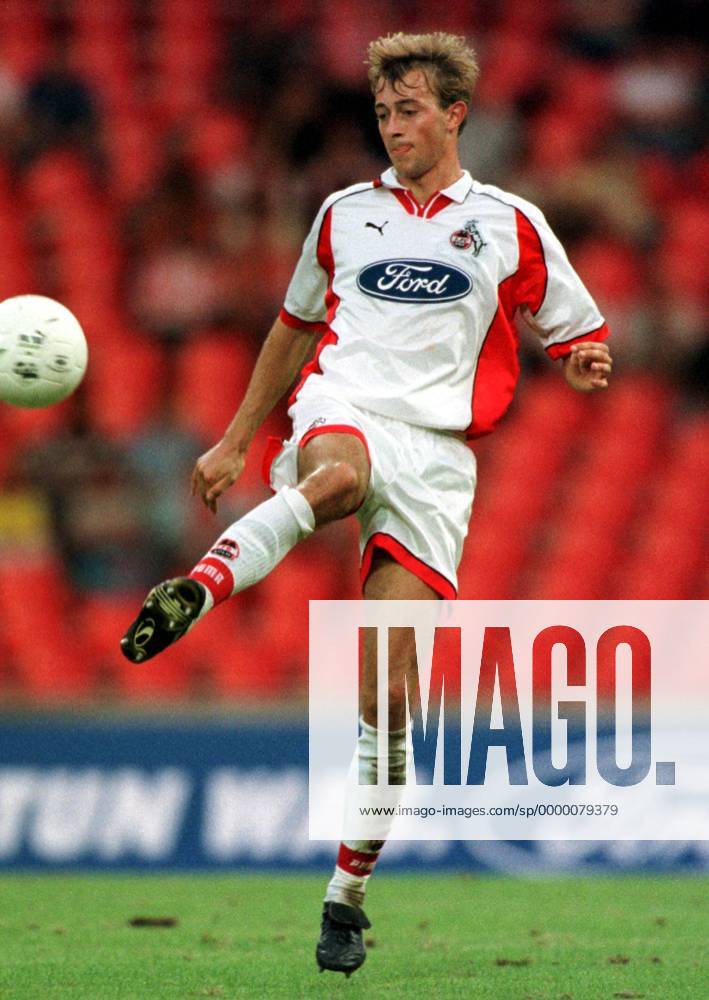 Der Kölner Carsten Cullmann mit Ball Fußball 2. BL Herren Saison 1998 ...