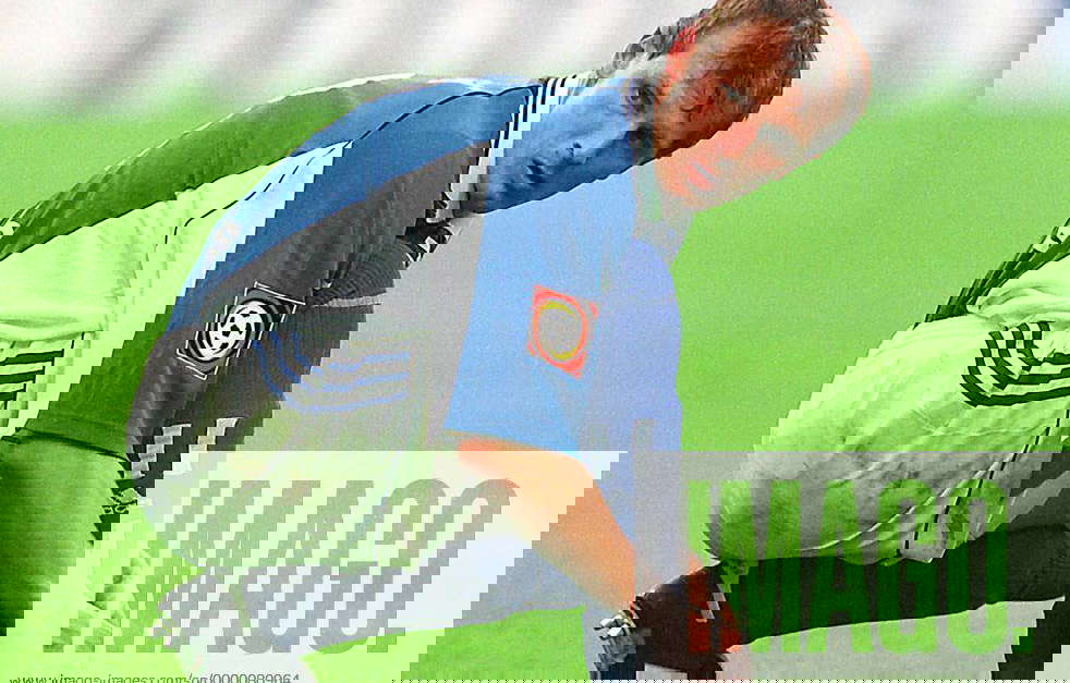 Radoslav Latal bindet sich die Schuhe zu Fußball 1. BL Herren Saison ...