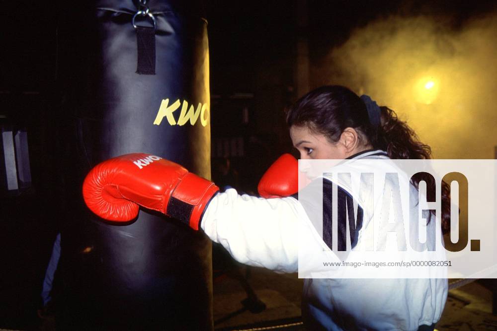 Die Boxerin Fikriye Selen am Sandsack Boxen Damen Frauenboxen 1998 ...