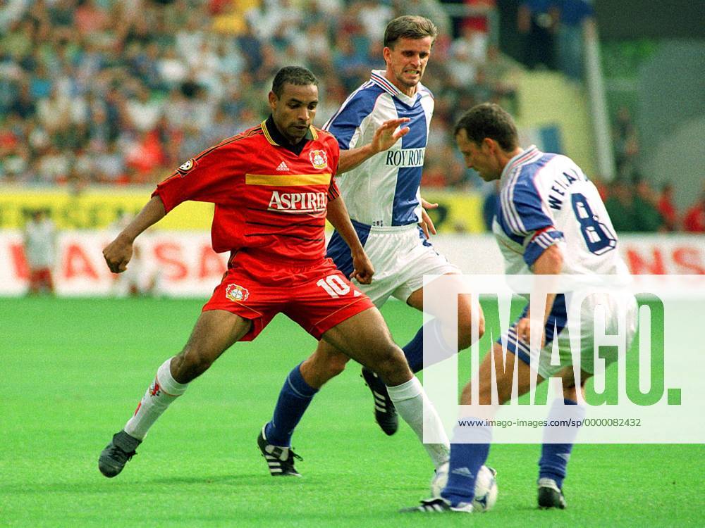 Der Leverkusener F. da Rosa Emerson im Duell um den Ball mit dem ...