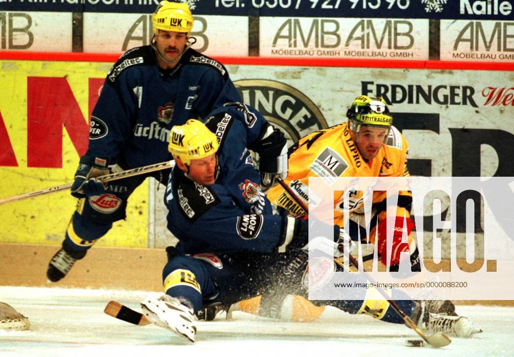 Packend: Der Schwenninger Mark MacKay im Spagat beim Duell um die ...