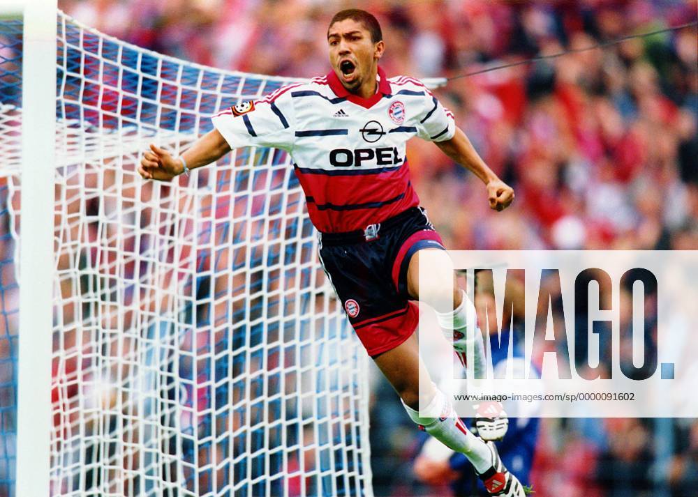 Giovane Elber (Bayern) freut sich so sehr, daß er abhebt Fußball 1. BL ...