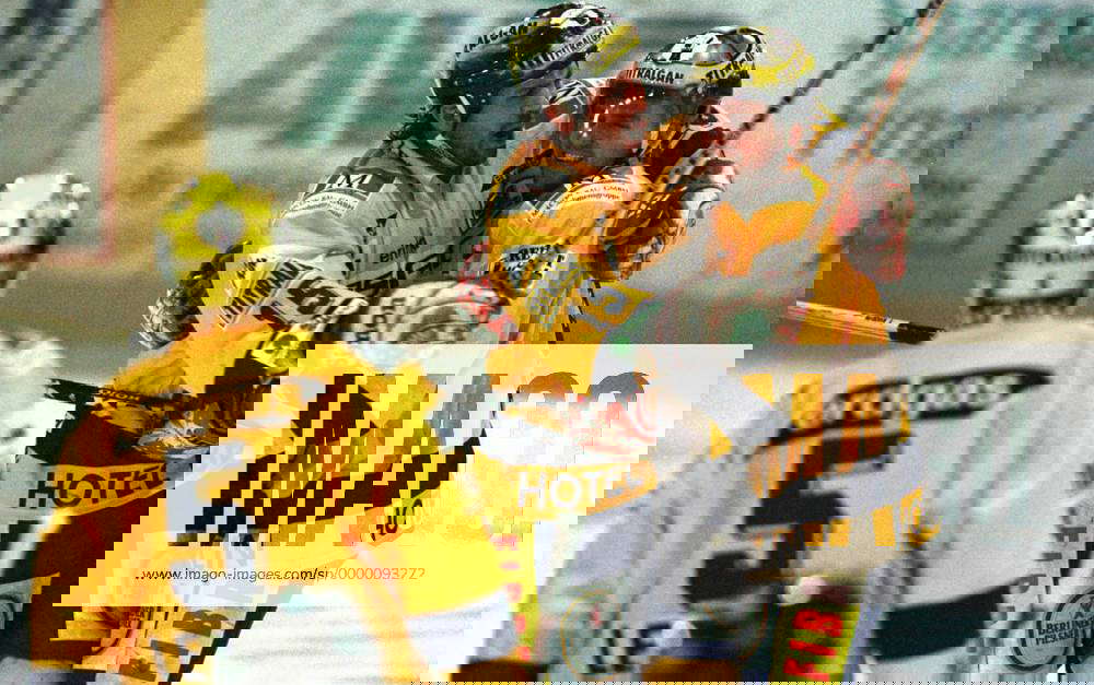 Yvon Corriveau (Nr. 15) umarmt Thomas Rhodin (re., Eisbären) nach ...