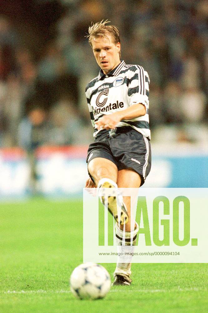 Kapitän Kjetil Rekdal spielt den Ball ab Fußball 1. BL Herren Saison ...