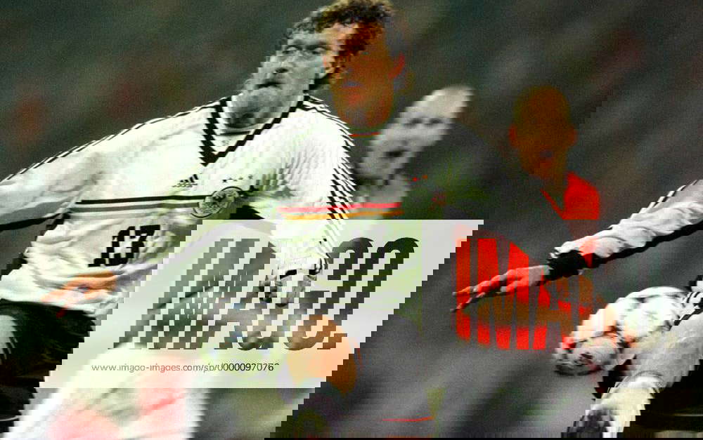 Olaf Marschall nimmt den Ball an Fußball Länderspiel Herren Saison 1998 ...