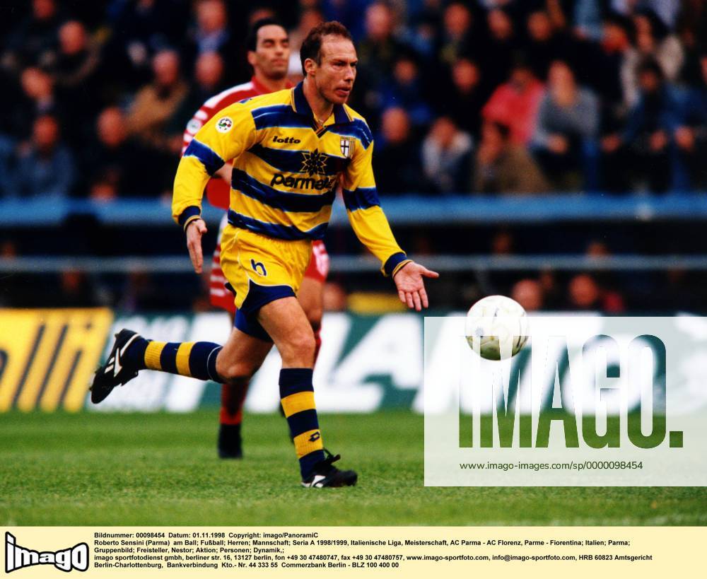 Roberto Sensini (Parma) am Ball Fußball Herren Seria A 1998 1999 ...