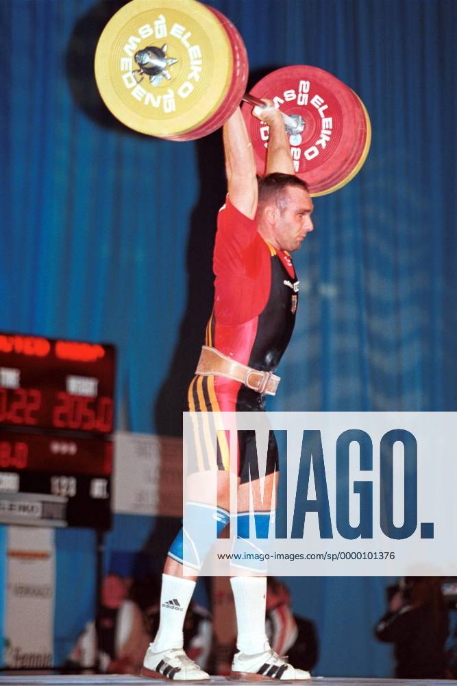 Marc Huster (Deutschland) mit fixierter Hantel über dem Kopf ...