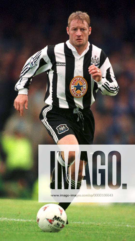 David Batty (Newcastle) am Ball Fußball Herren English Premier League ...