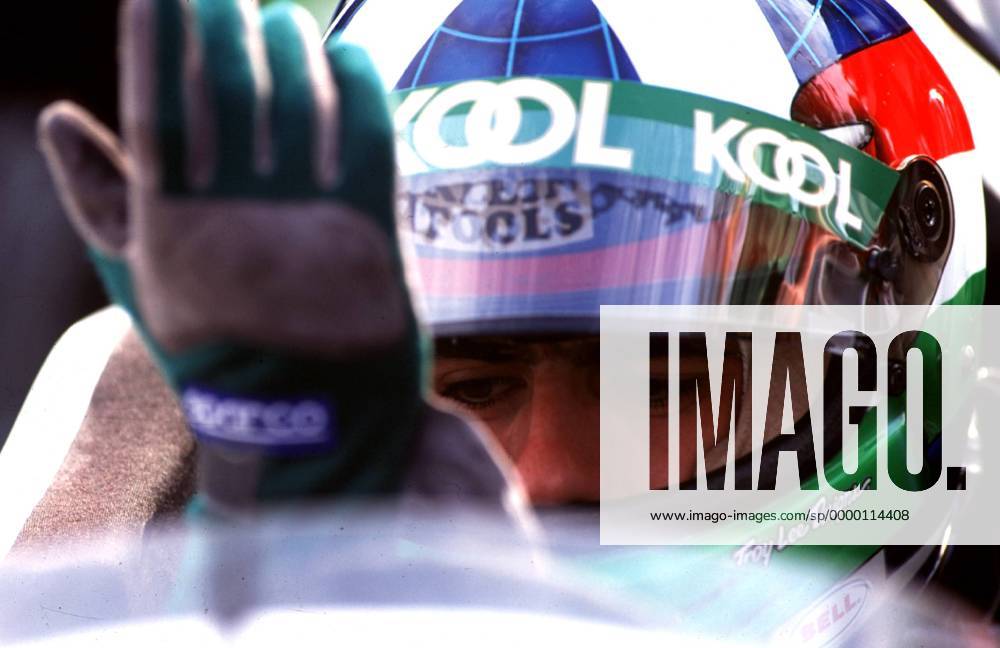 Dario Franchitti im Cockpit seines Reynard-Honda beim Anziehen der ...