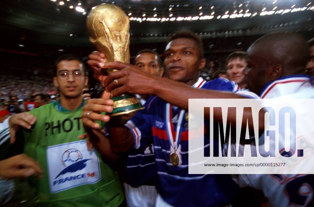 Marcel Desailly (Frankreich) präsentiert stolz die WM-Trophäe Fußball ...
