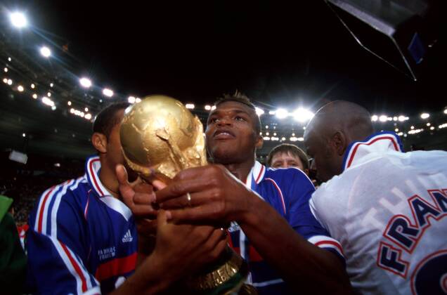 Marcel Desailly (Frankreich) präsentiert stolz die WM-Trophäe Fußball ...