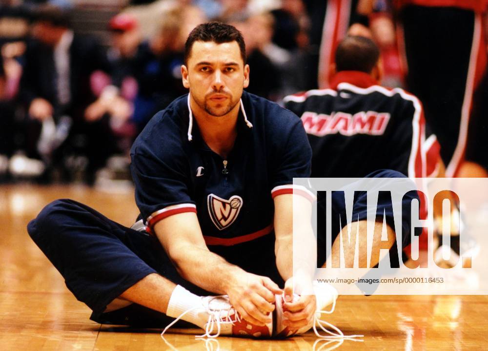 Jamie Feick (Nets) beim Stretching Basketball Herren NBA 1998 1999 ...