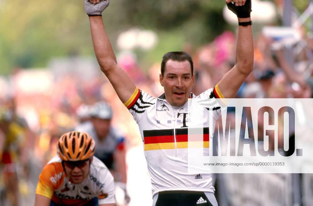 Erik Zabel (Team Telekom im Trikot des Deutschen Meisters) reißt auf ...