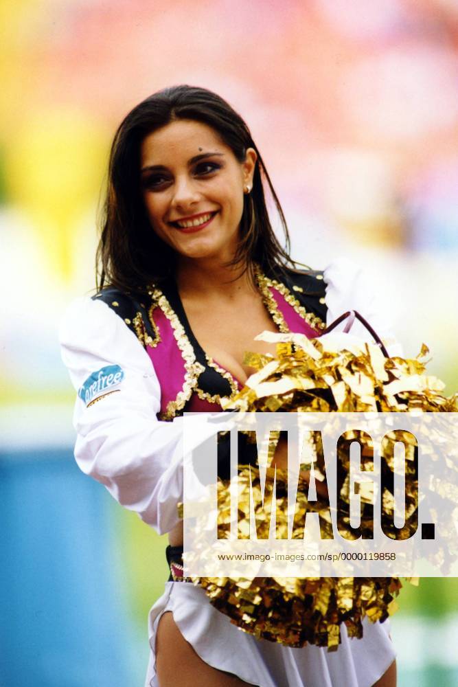 Rhein Fire - Cheerleader mit bezauberndem Lächeln American Football ...
