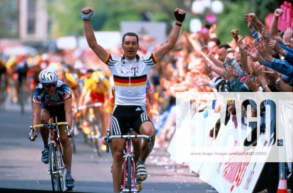 Erik Zabel (Team Deutsche Telekom) reißt beim Zieleinlauf jubelnd die ...