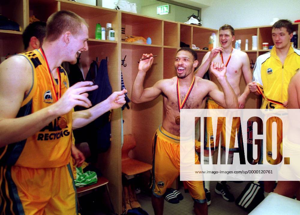 Henrik Rödl (li.) und Kiwane Garris tanzen nach dem Triumph in der ALBA ...