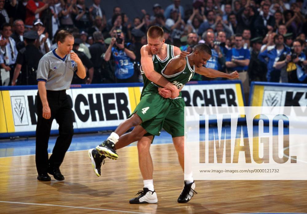 Tyus Edney jubelnd eingefangen von Teamkollege Mindaugas Zukauskas ...