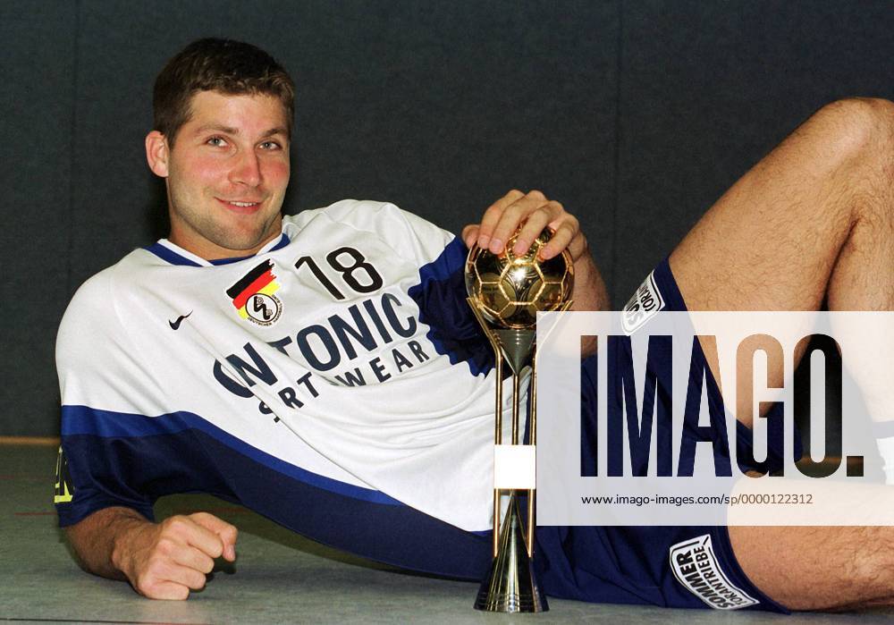 Daniel Stephan (Deutschland) mit dem Pokal Welthandballer des Jahres ...