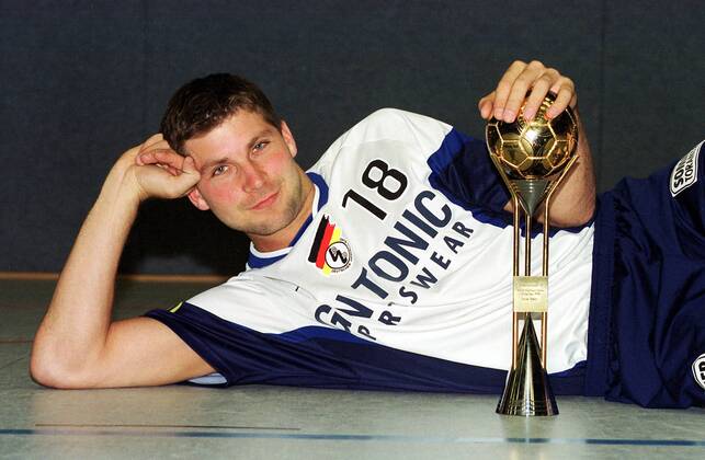 Daniel Stephan (Deutschland) mit dem Pokal Welthandballer des Jahres ...