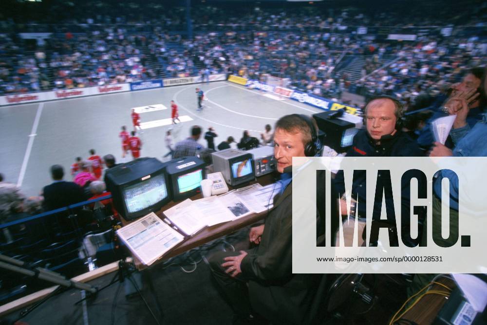 Uwe Semrau (li.), Kommentator für das DSF, am Arbeitsplatz mit seinem ...