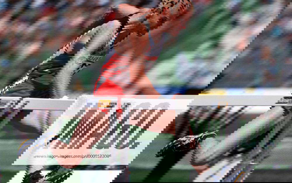 Falk Balzer (TuS Jena) stürzt in die Hürde Leichtathletik LM Herren ...