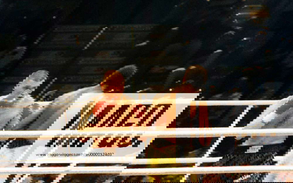 Willi Fischer (li., Deutschland) im Kampf Boxen Herren Profiboxen 1999 ...