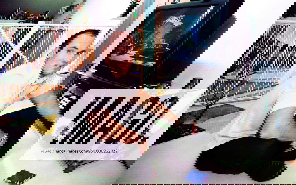 Marc Huster (1.RSV Dresden) zu Hause vor dem Fernseher Gewichtheben 1 ...