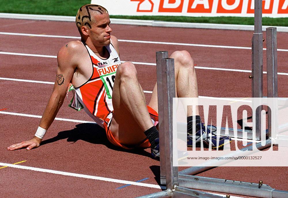 Falk Balzer (TuS Jena) im Vorlauf gestürzt sitzt fassungslos vor der ...