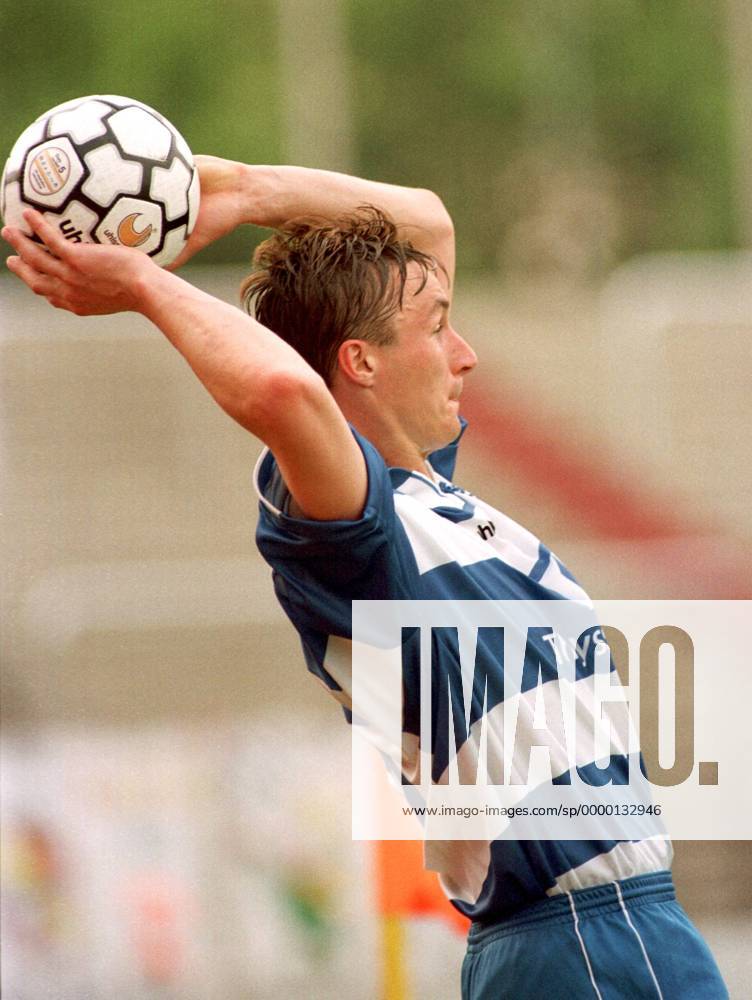 Tomasz Hajto (Duisburg) beim Einwurf Fußball Herren Saison 1999 2000 ...