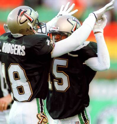 Anthony Rodgers, Wide Receiver, jubelnd mit Teamkollege Brent Warren ...