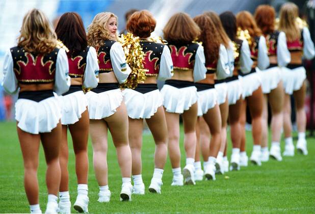 The Pyromaniacs, die Cheerleaders von Rhein Fire, bei ihrem Auftritt ...