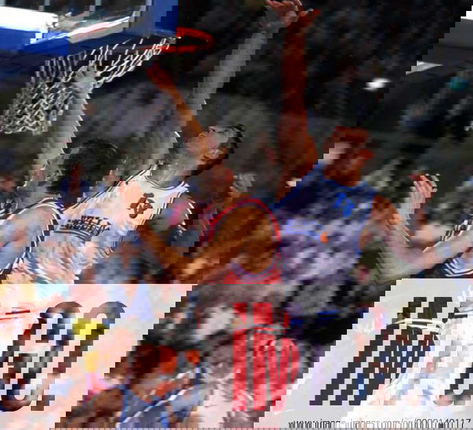 Yannis Giannoulis (re., Griechenland) beim Korbwurf gegen Lubos Barton ...