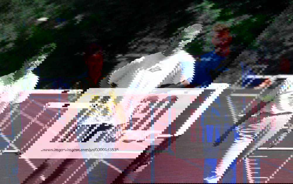 Falk Balzer (re., TUS Jena) bei der Erwärmung mit seiner Mutter und ...