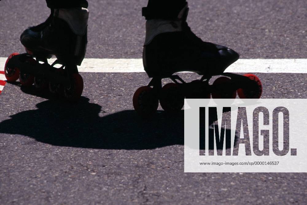 Die Füße eines Inline-Skaters an der Startlinie Inline-Skating Herren X-Games, Spiele, Extreme